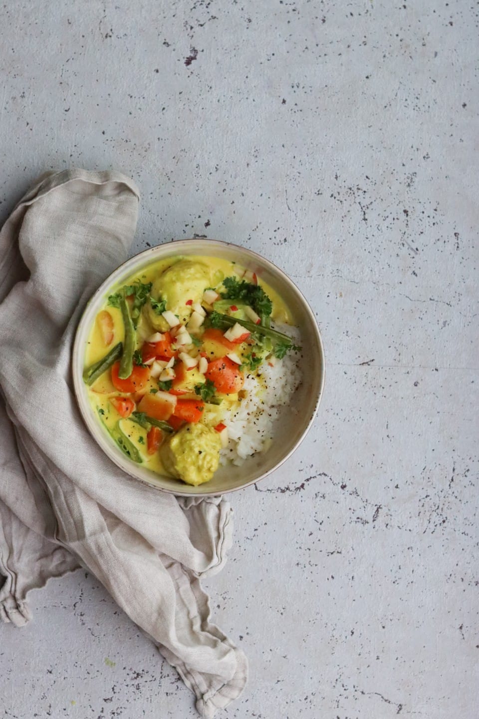 Boller i karry med grøntsager