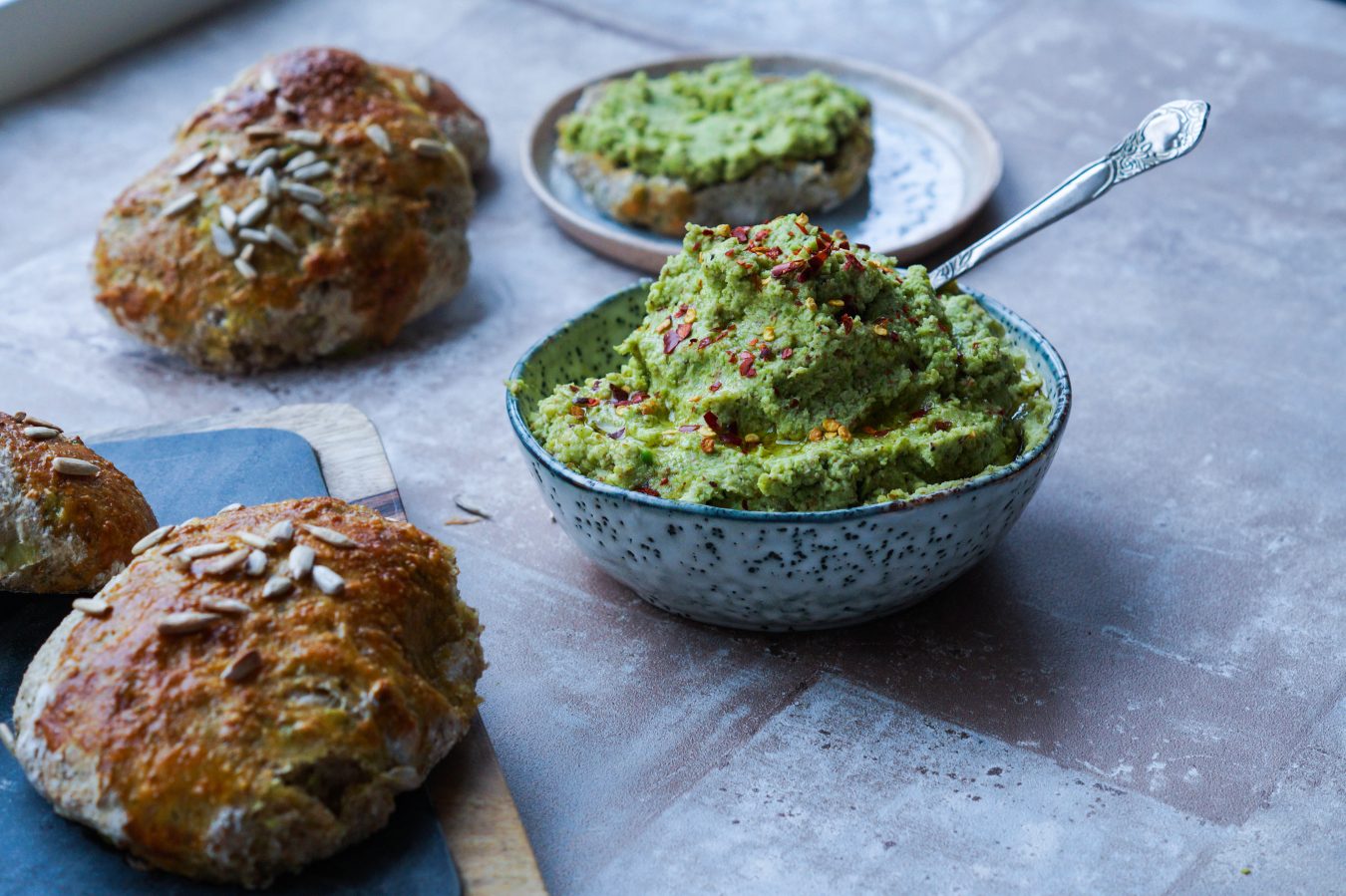Boller med broccoli og edamame-ærtedip - sunde broccoliboller