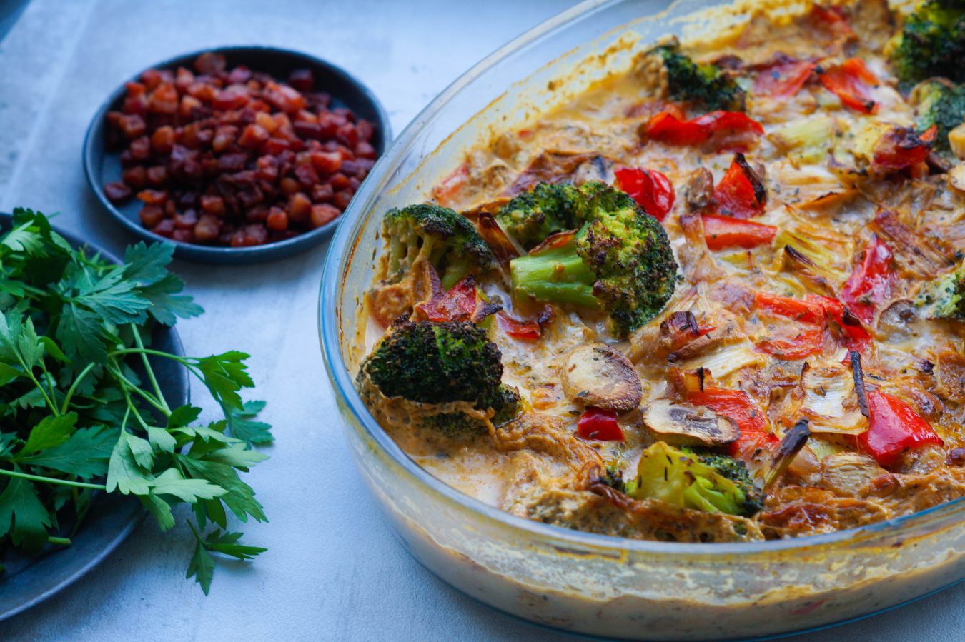 Koteletter i fad med grøntsager - Nem hverdagsmad