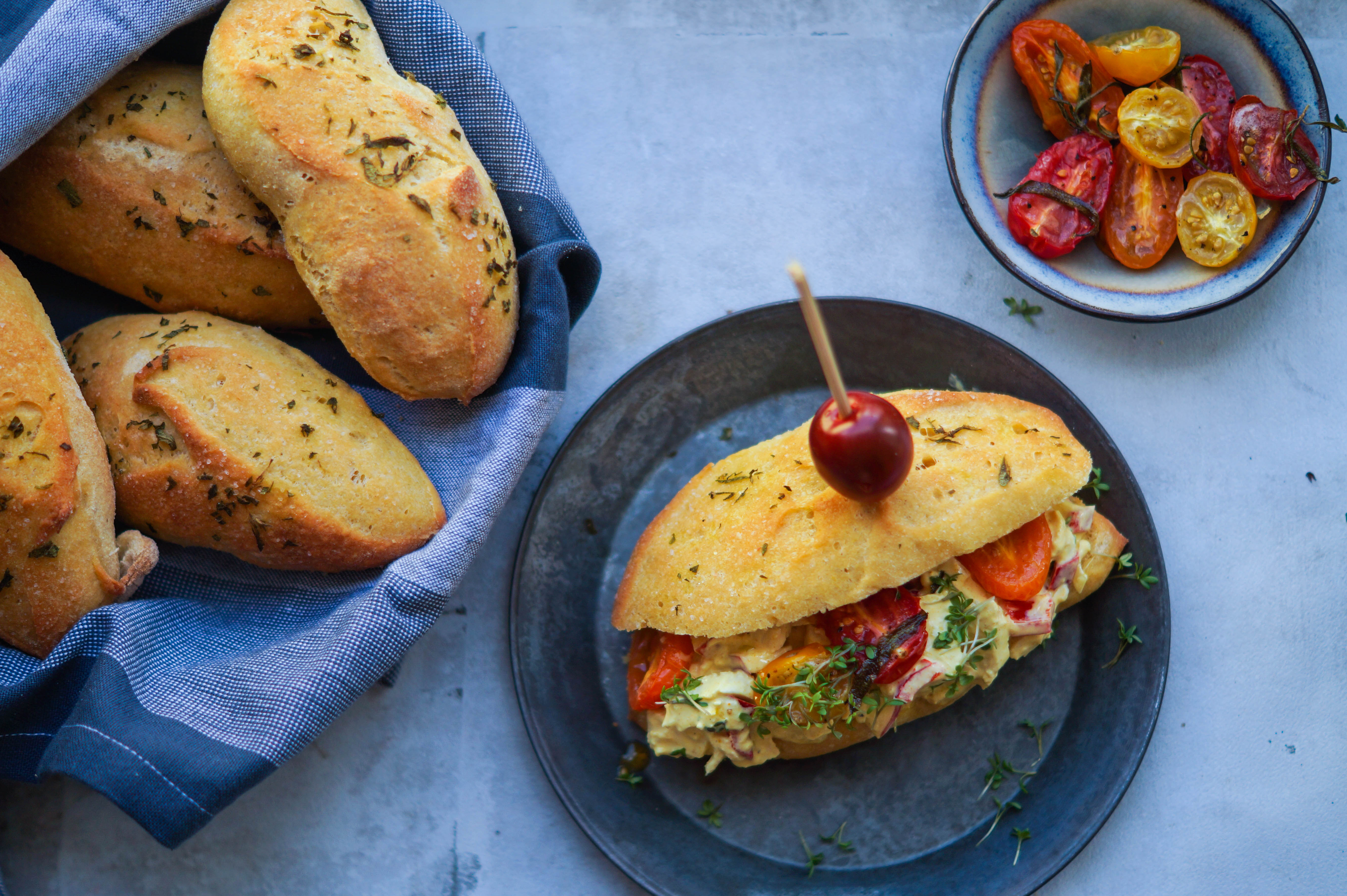 Kyllingesalat i de bedste sandwich med bagte tomater - 8 stk.