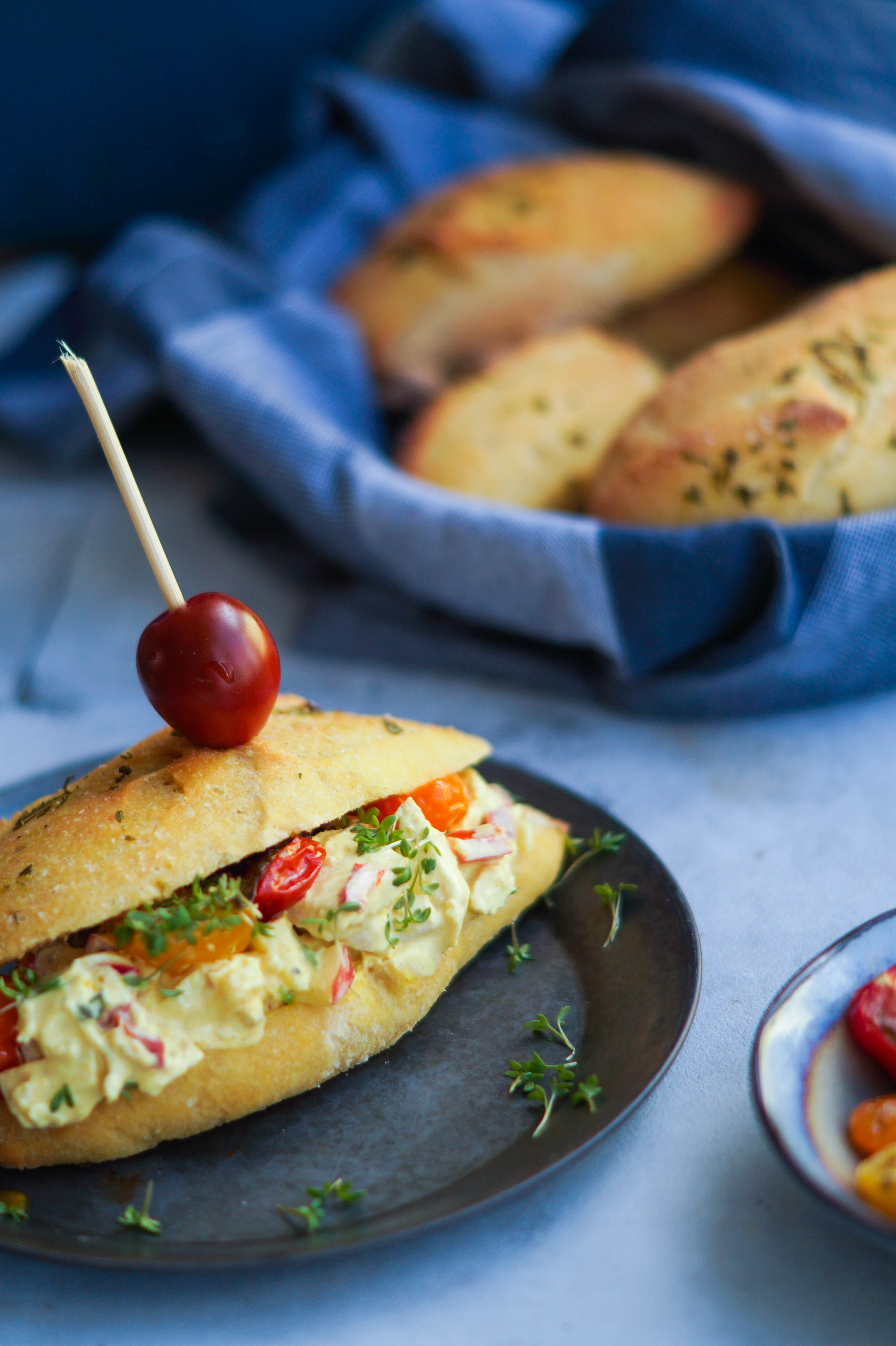 Kyllingesalat i de bedste sandwich med bagte tomater - 8 stk.