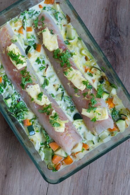 Fiskefad med sej, grønt og en citrus-hvidvins-flødesauce