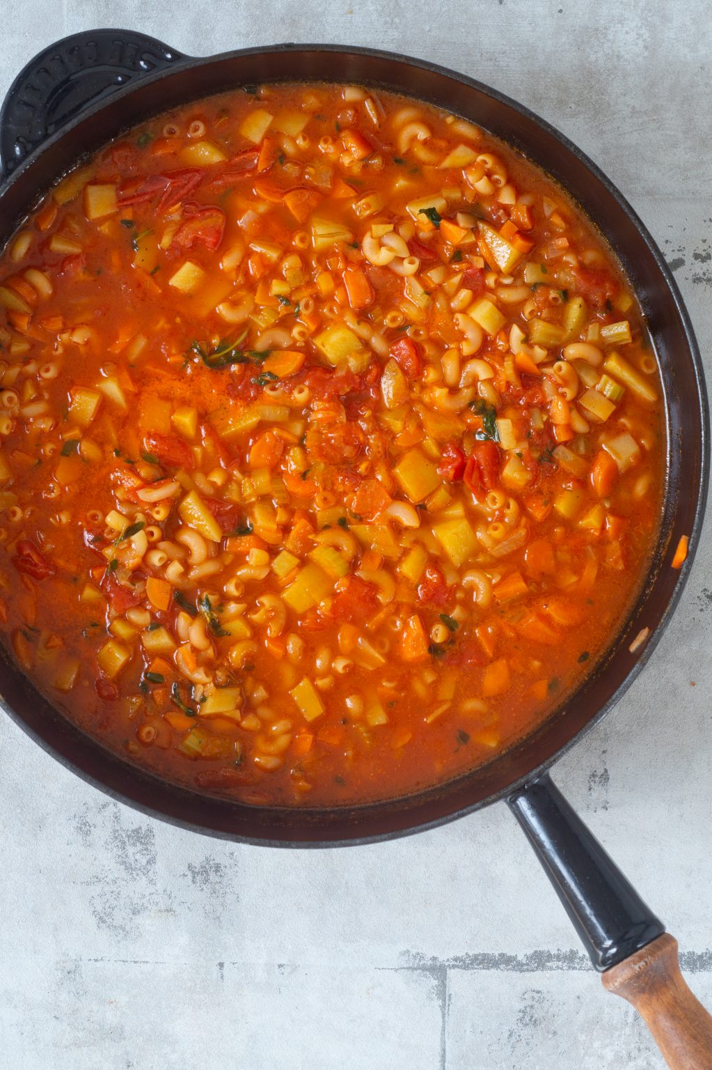 Minestronesuppe - vegetarisk grøntsagssuppe med god smag