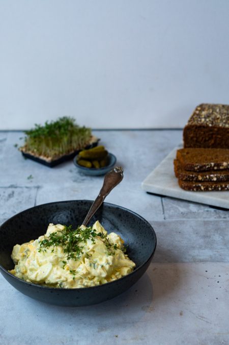 Æggesalat til sildemaden - fuld af smag, fedme og sprødhed