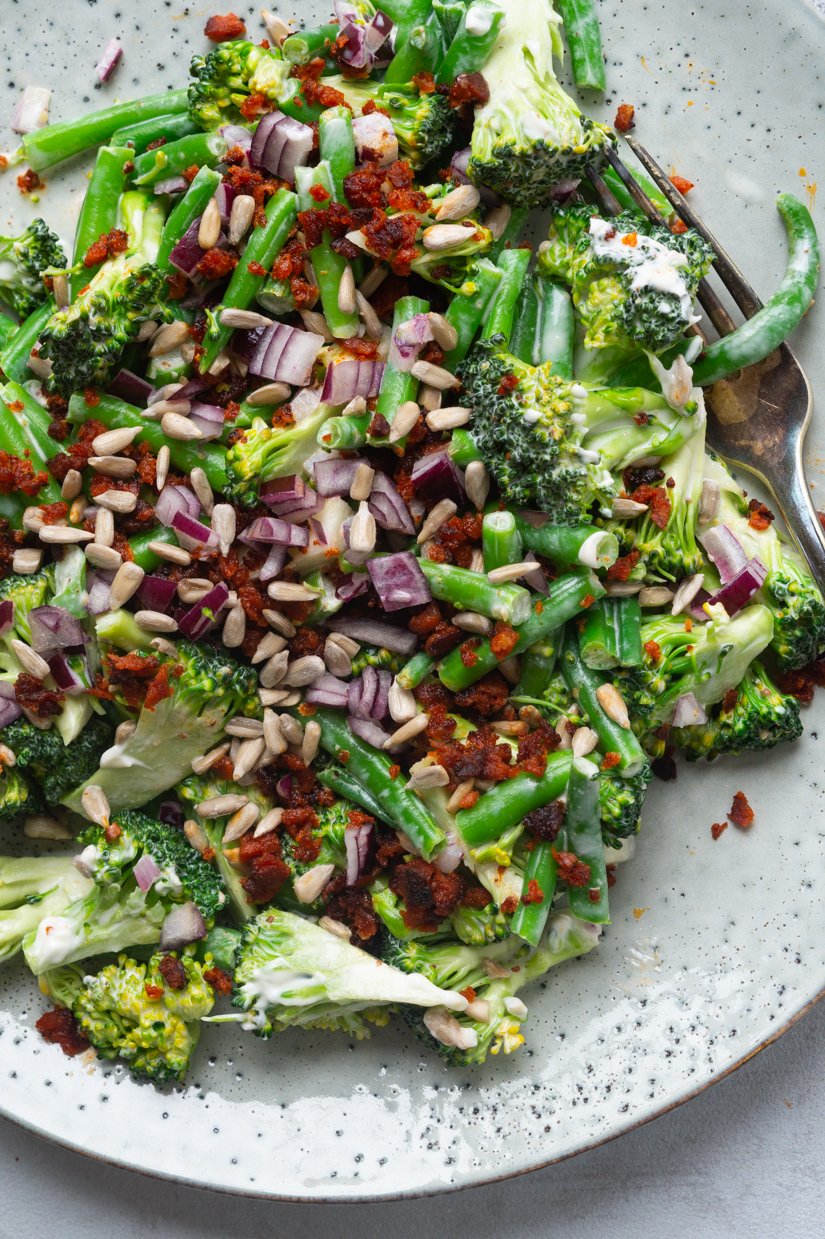 Salat med broccoli, bønner og sprød chorizo, cremet og mættende