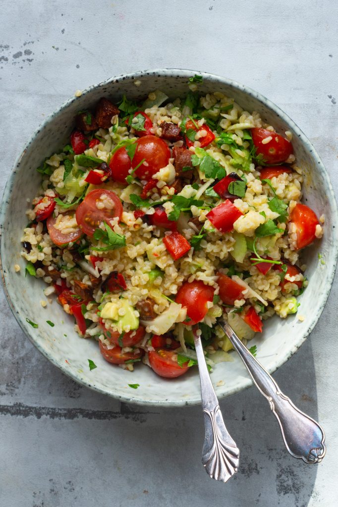 Bulgursalat med bagte peberfrugter og sprød chorizopølse | Julie Bruun