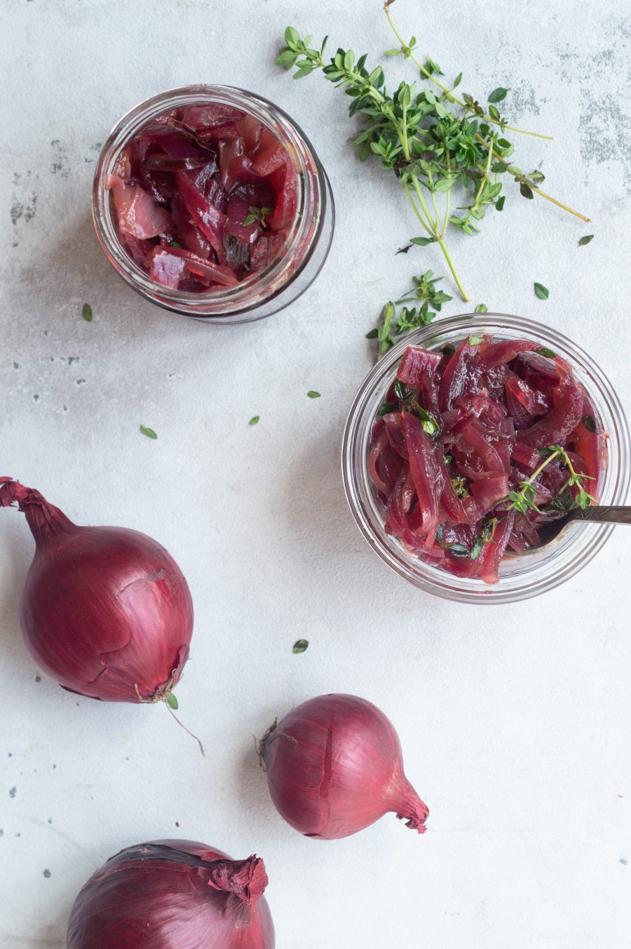 Løgkompot på rødløg med frisk timian og honning.