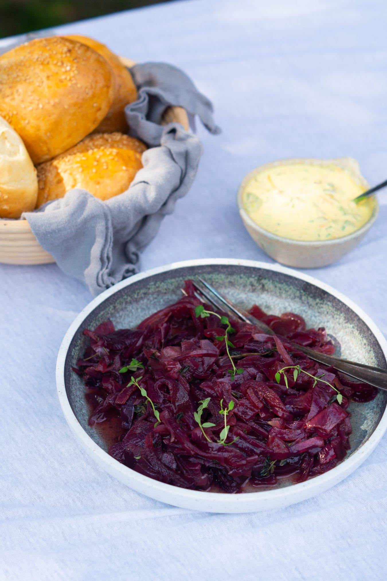 Løgkompot på rødløg med frisk timian og honning.