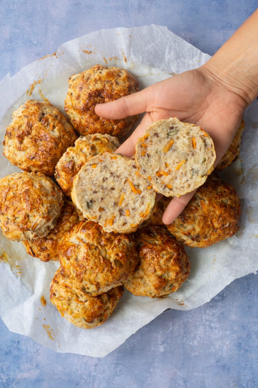 Glutenfri gulerodsboller med solsikkekerner og græskarkerner