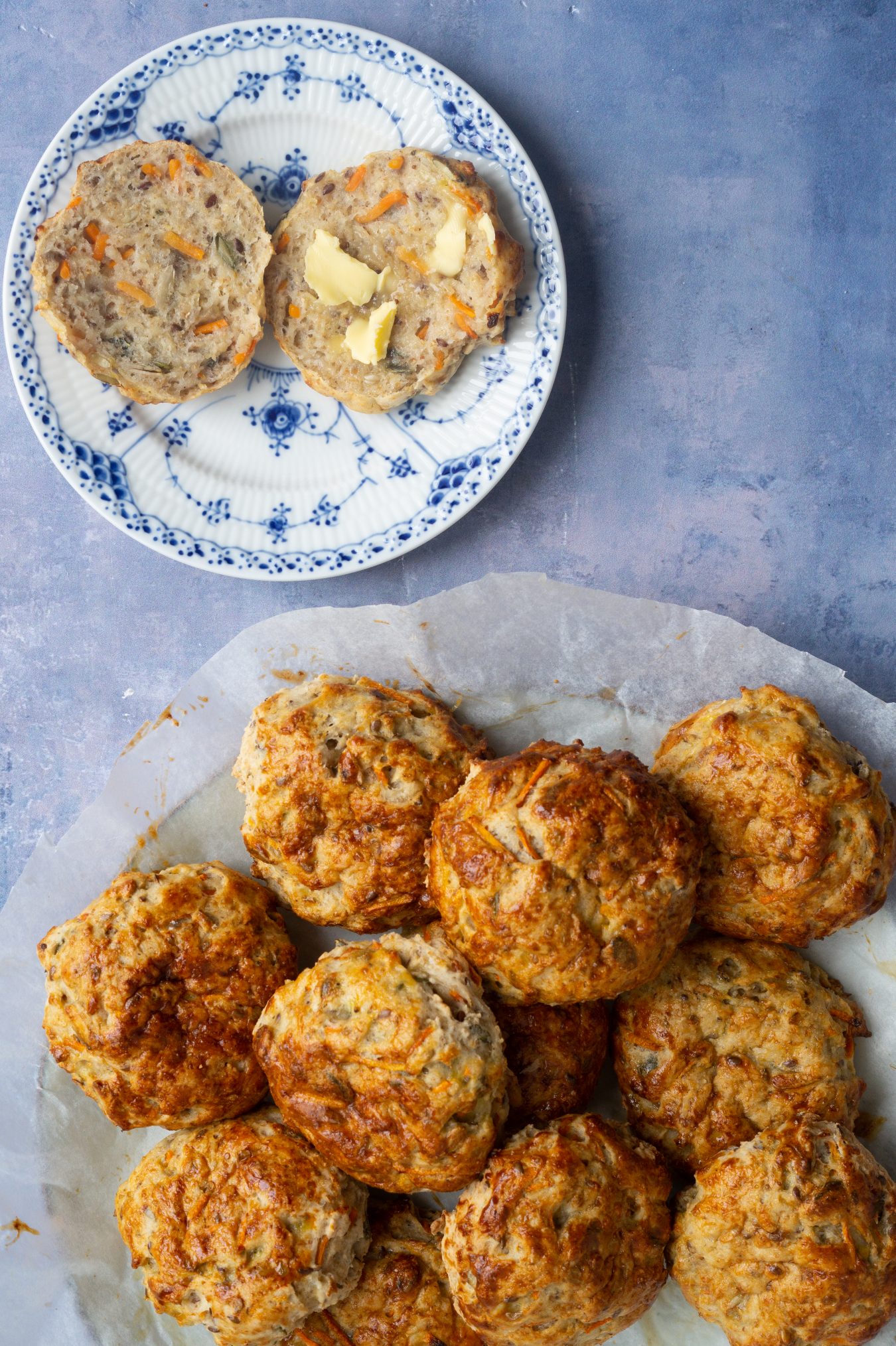 Glutenfri gulerodsboller med solsikkekerner og græskarkerner