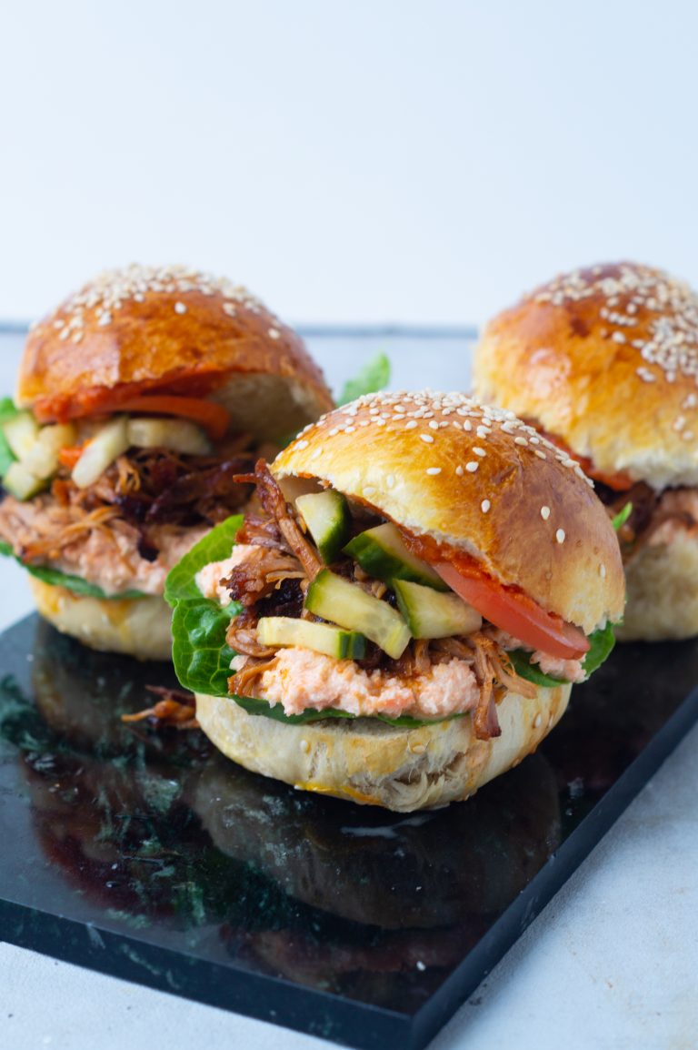 Pulled pork burger med coleslaw - med bløde briocheboller