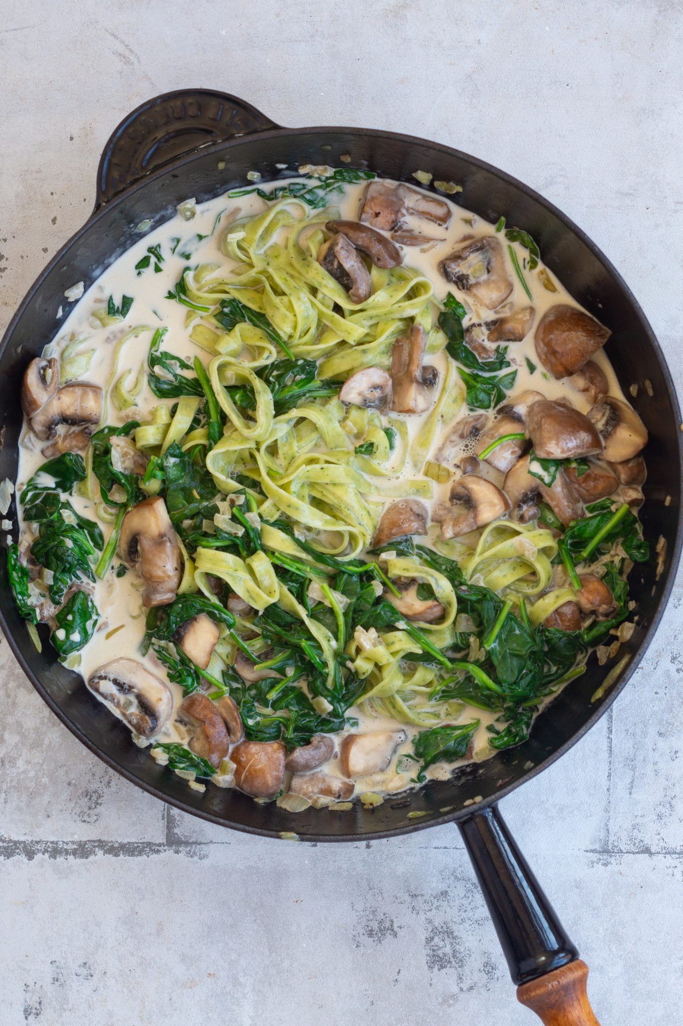 Spaghetti med spinat og champignonsauce - Julie Bruun