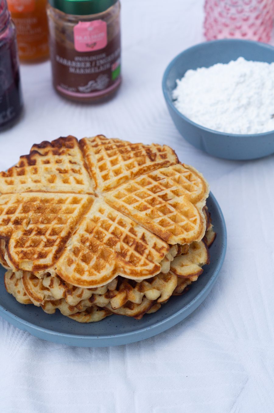 Vafler opskrift sprøde og hjemmebagte, perfekte til is - Julie Bruun