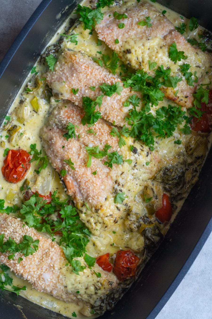 Laks i ovnen på 15 min - laks i fad med grøntsager og fløde