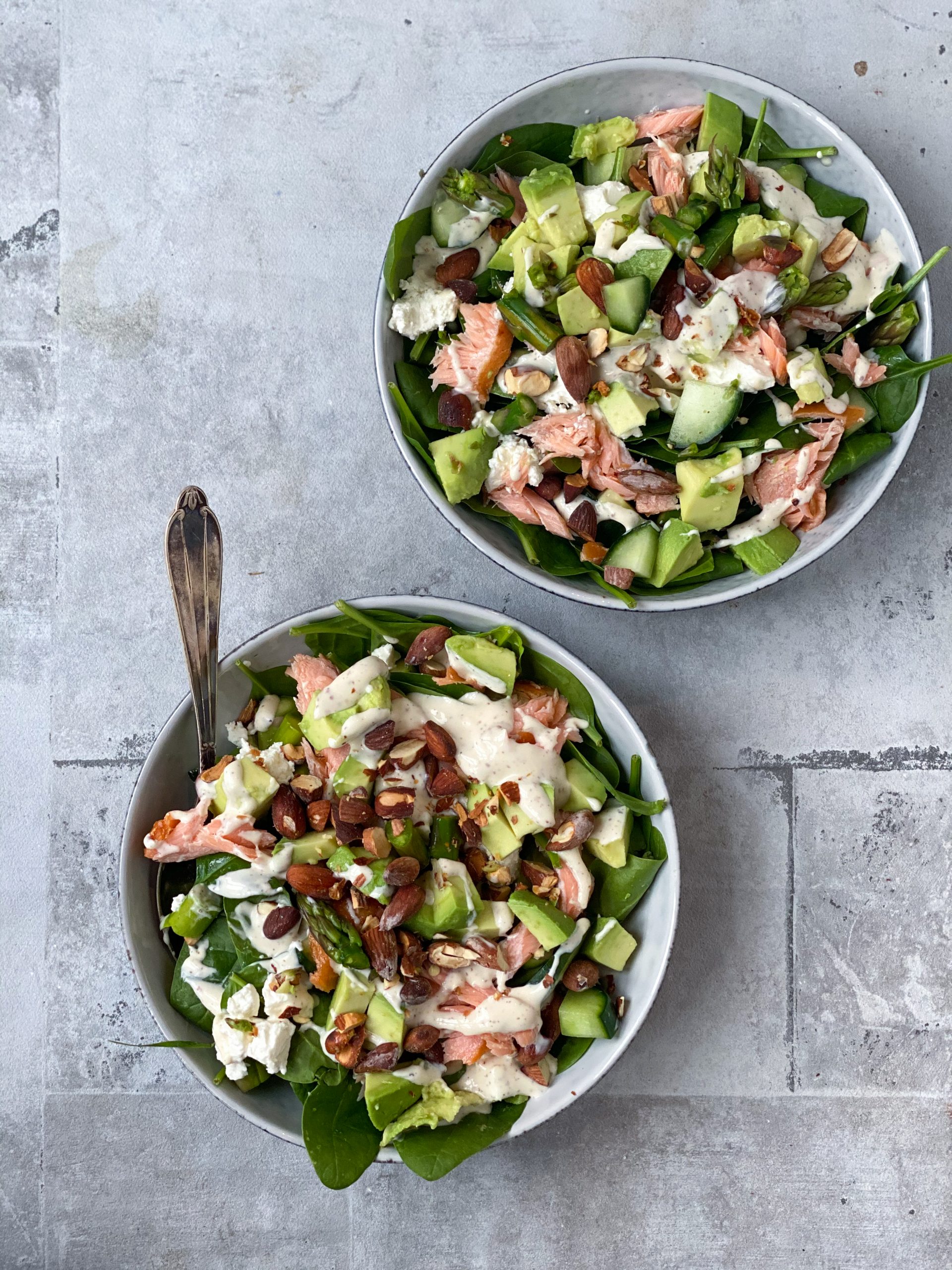 Laksesalat - En simpel salat med laks, dijondressing og saltmandler