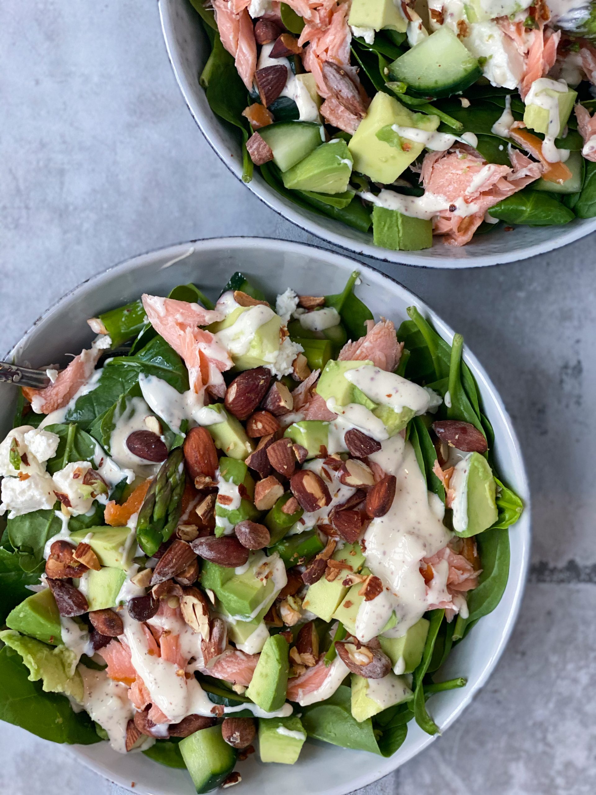 Laksesalat - En simpel salat med laks, dijondressing og saltmandler