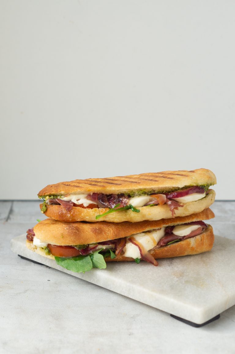 Panini med parmaskinke, løg kompot, mozzarella og ruccola