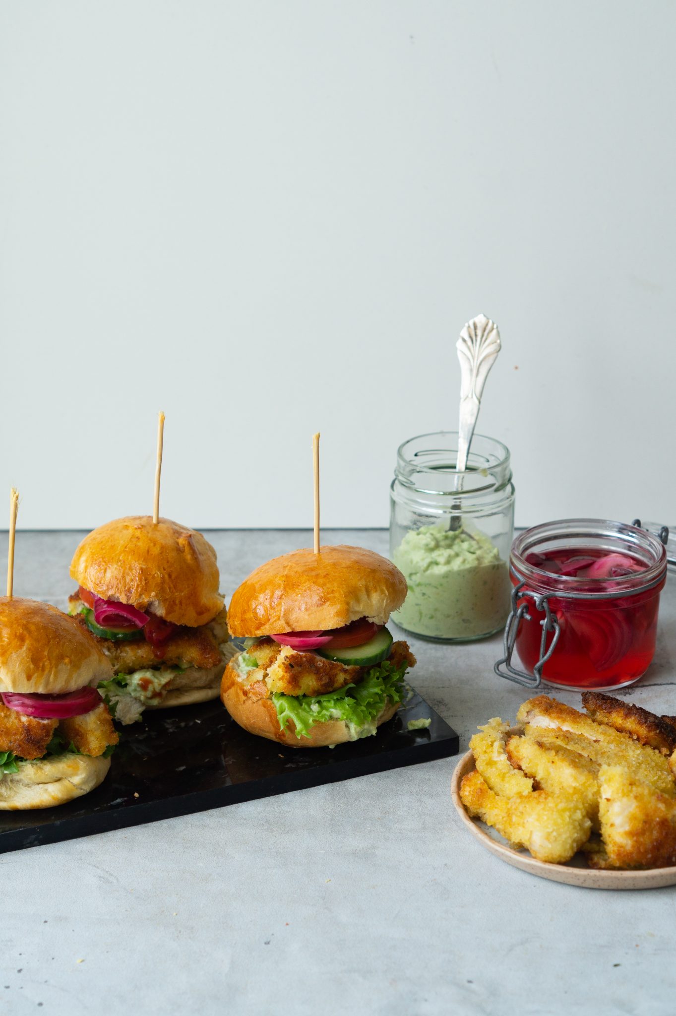 Kyllingeburger med sprød kylling og guacamole - Julie Bruun