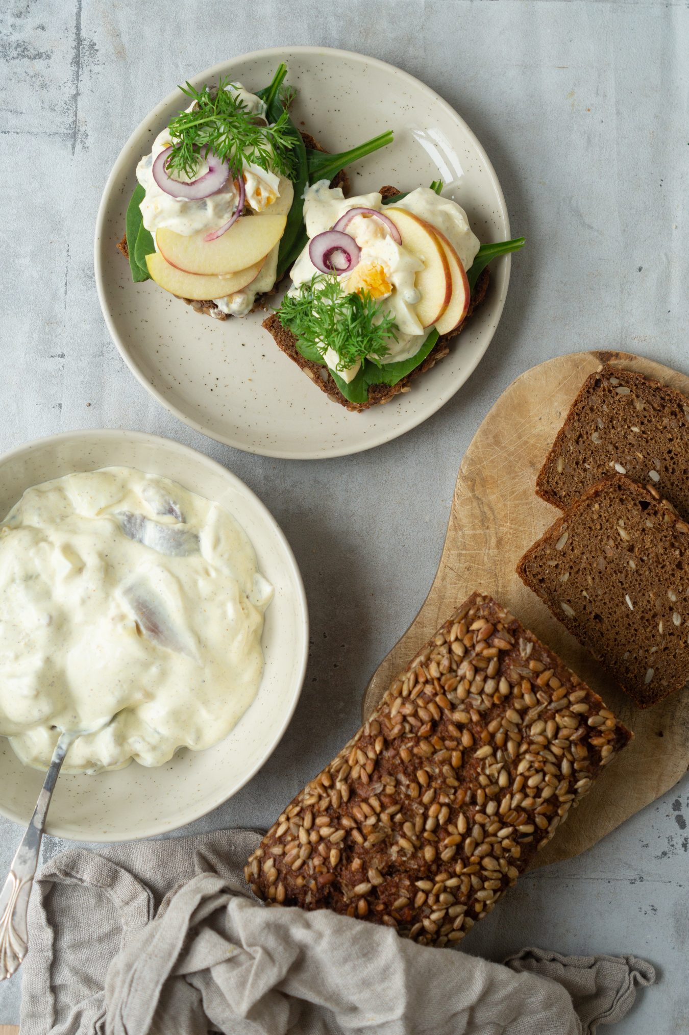 Sildesalat med æg og karry - perfekt til en rugbrød - Julie Bruun