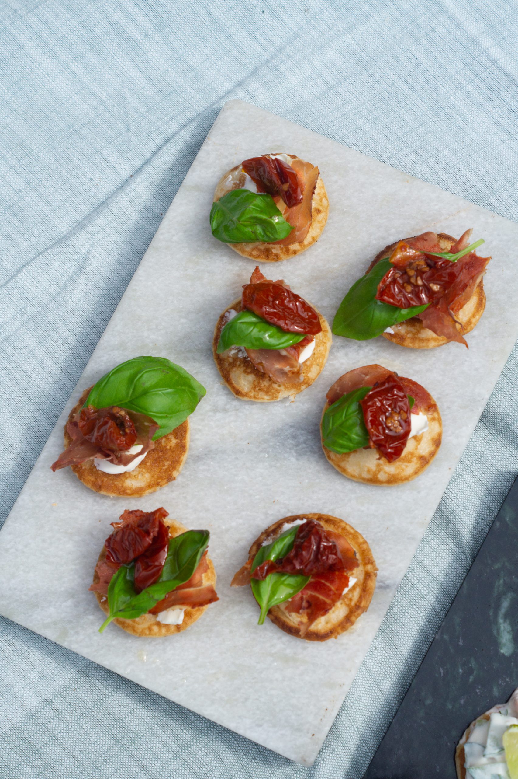 Tapasanretninger - idéer til små snack og pindemadder - Julie Bruun