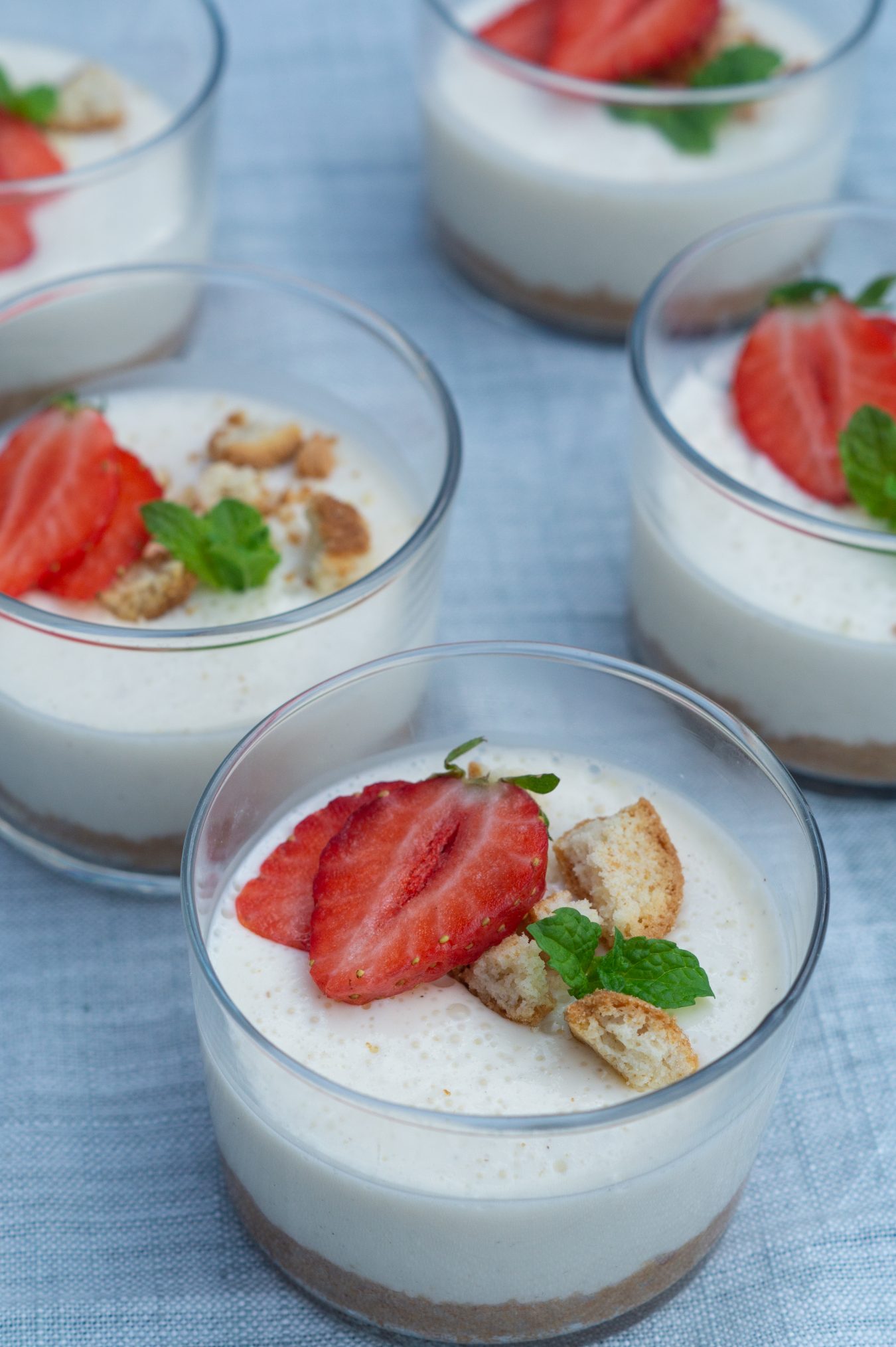 Koldskål cheesecake i glas - Frisk, sommerlig dessert - Julie Bruun