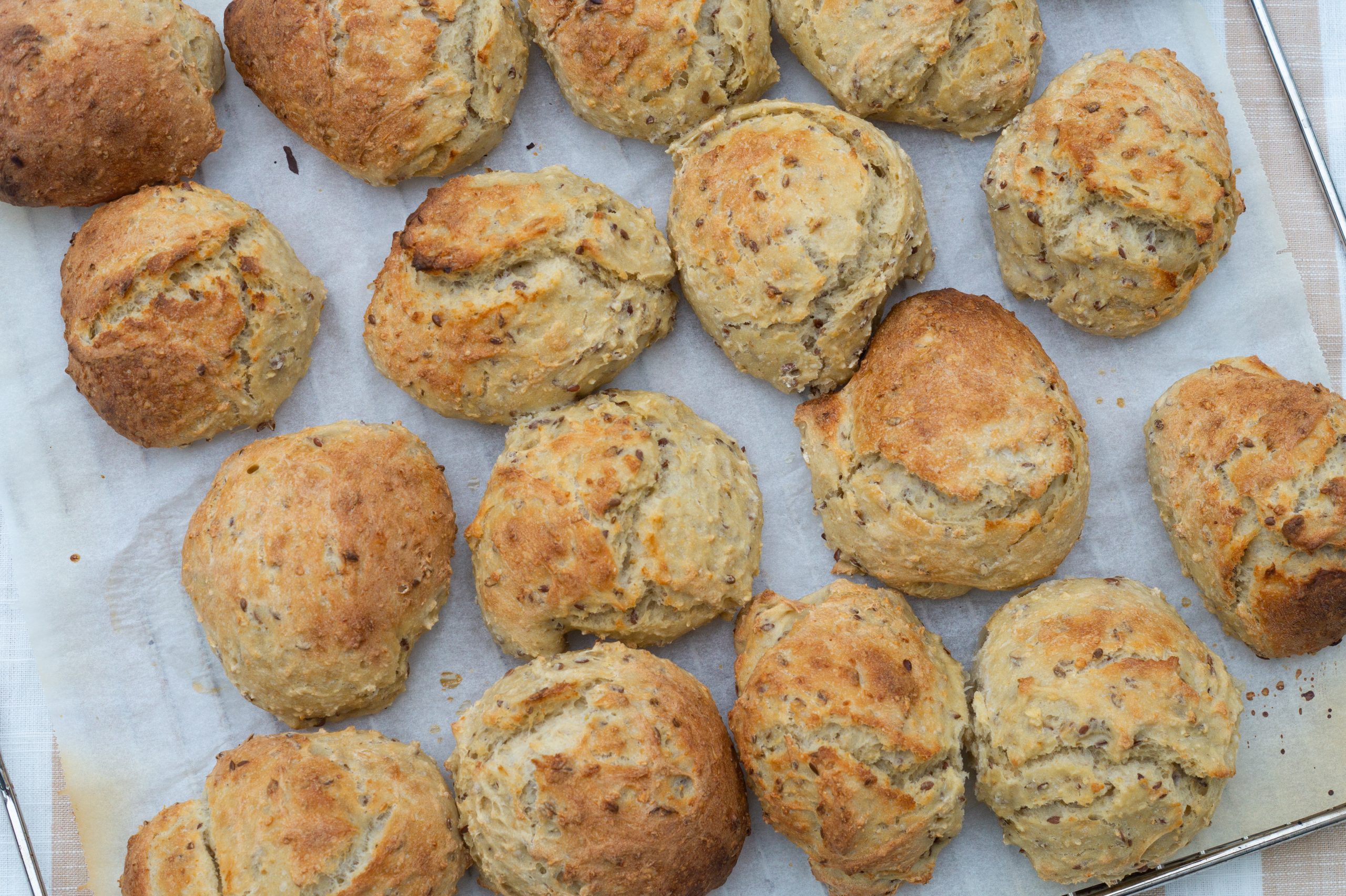 Hørfrøboller - Opskrift på grove boller med masser af kerner