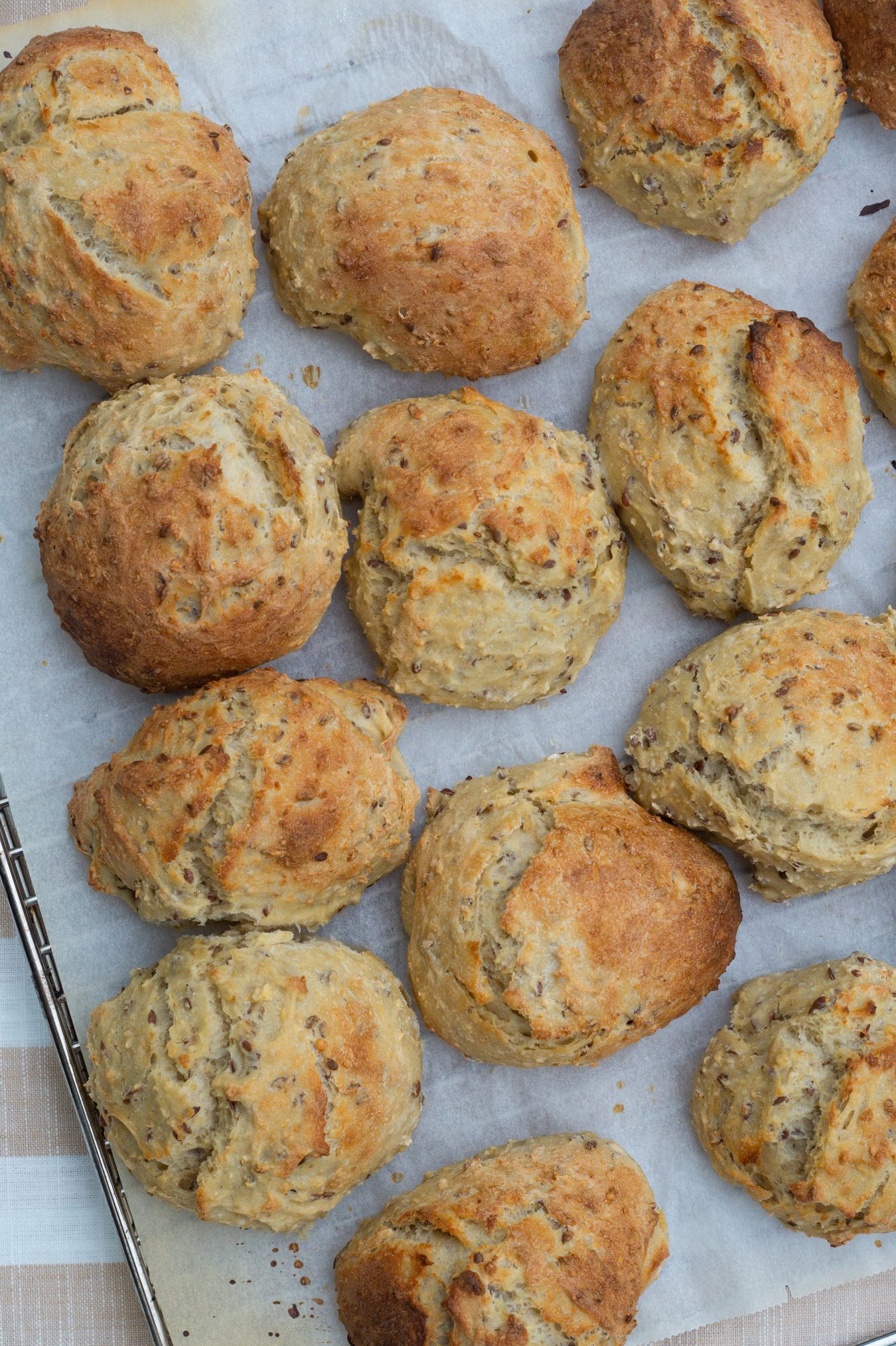 Hørfrøboller - Opskrift på grove boller med masser af kerner