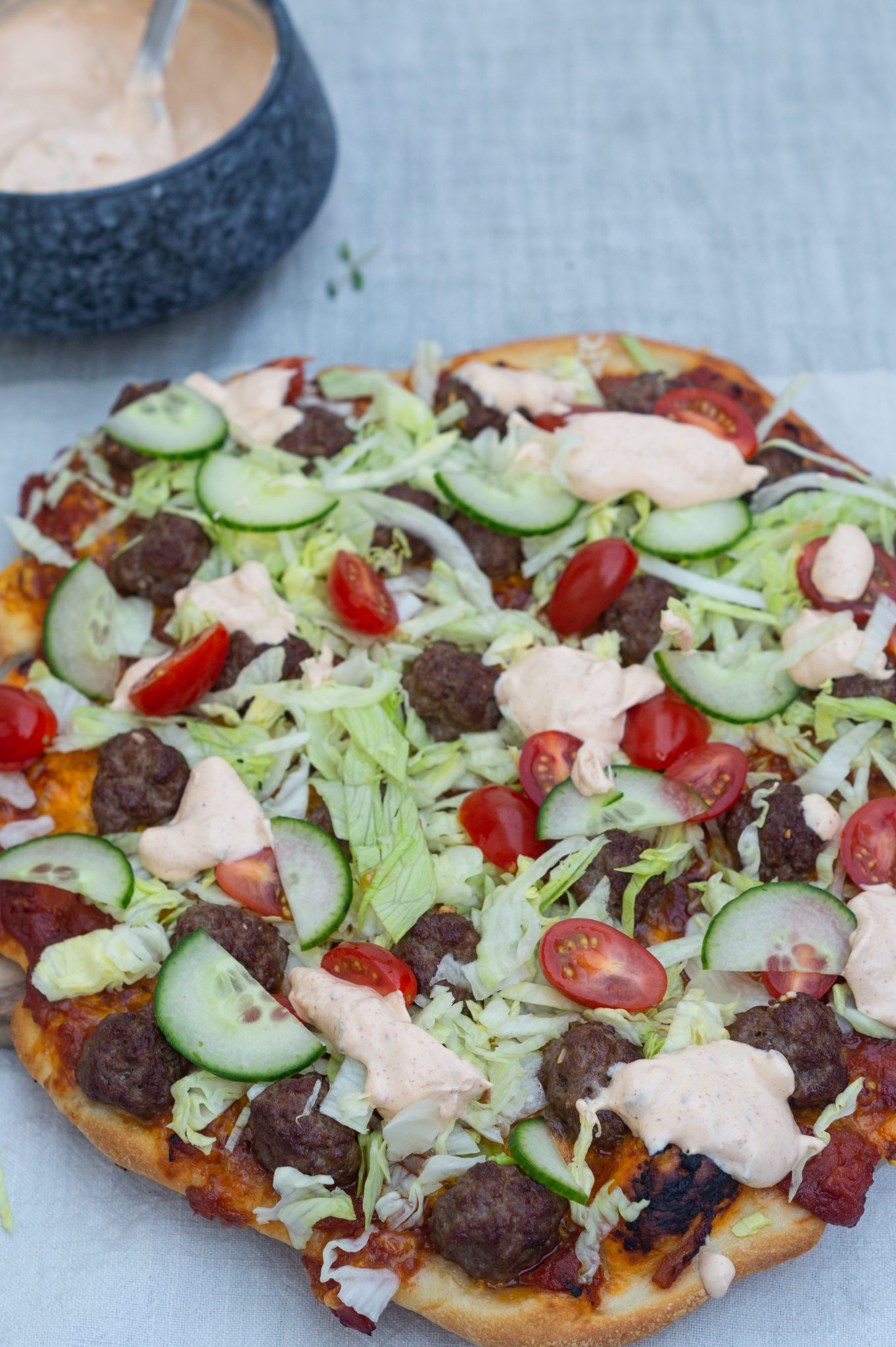 Salatpizza - med oksekød, salat og den bedste dressing
