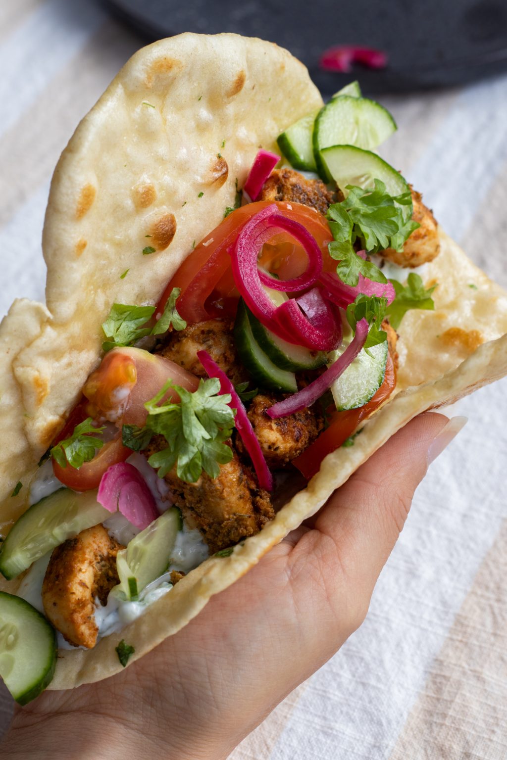 Græsk gyros med kyllingekebab og tzatziki - Julie Bruun