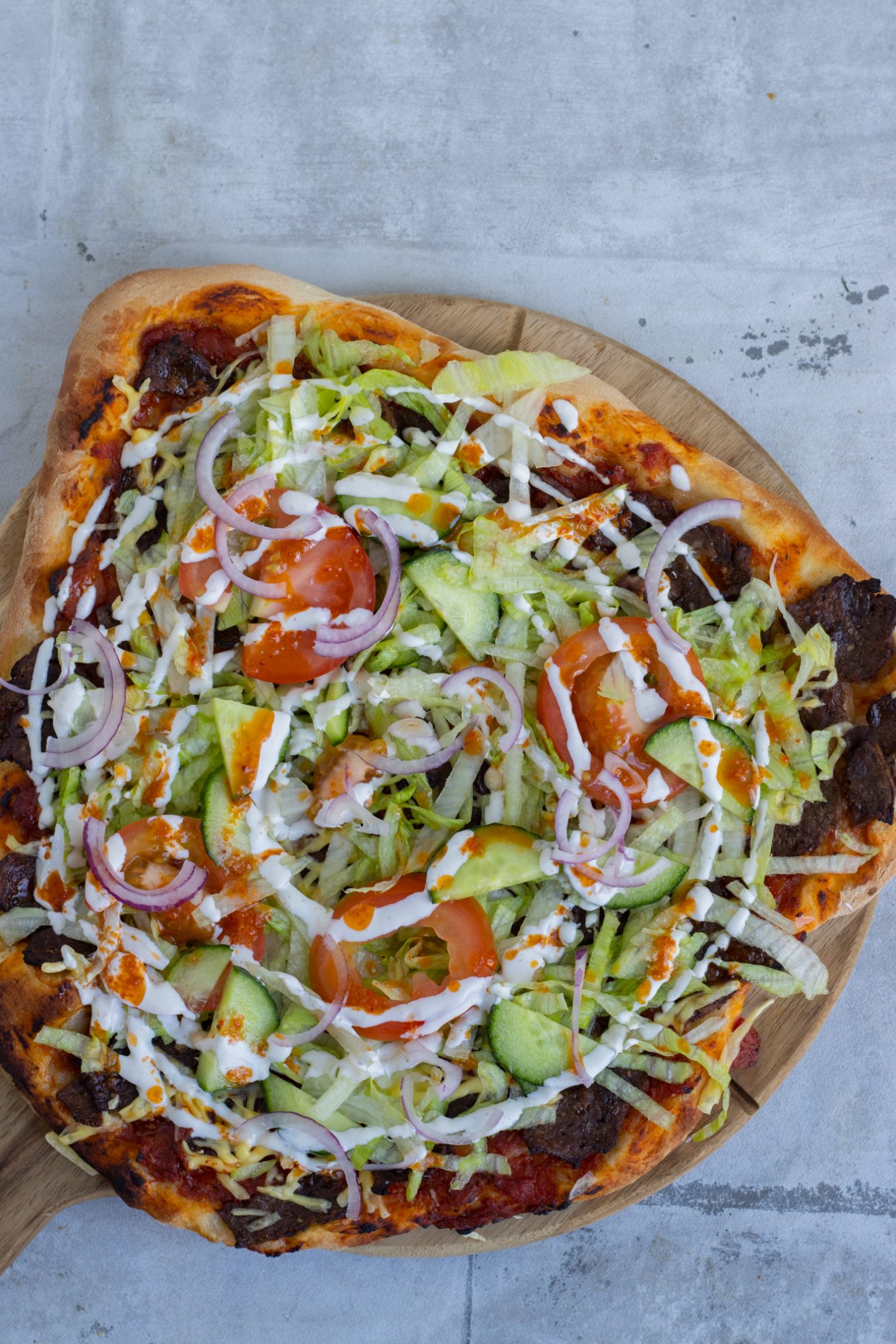 Kebabpizza med salat og hjemmelavet dressing og chiliolie