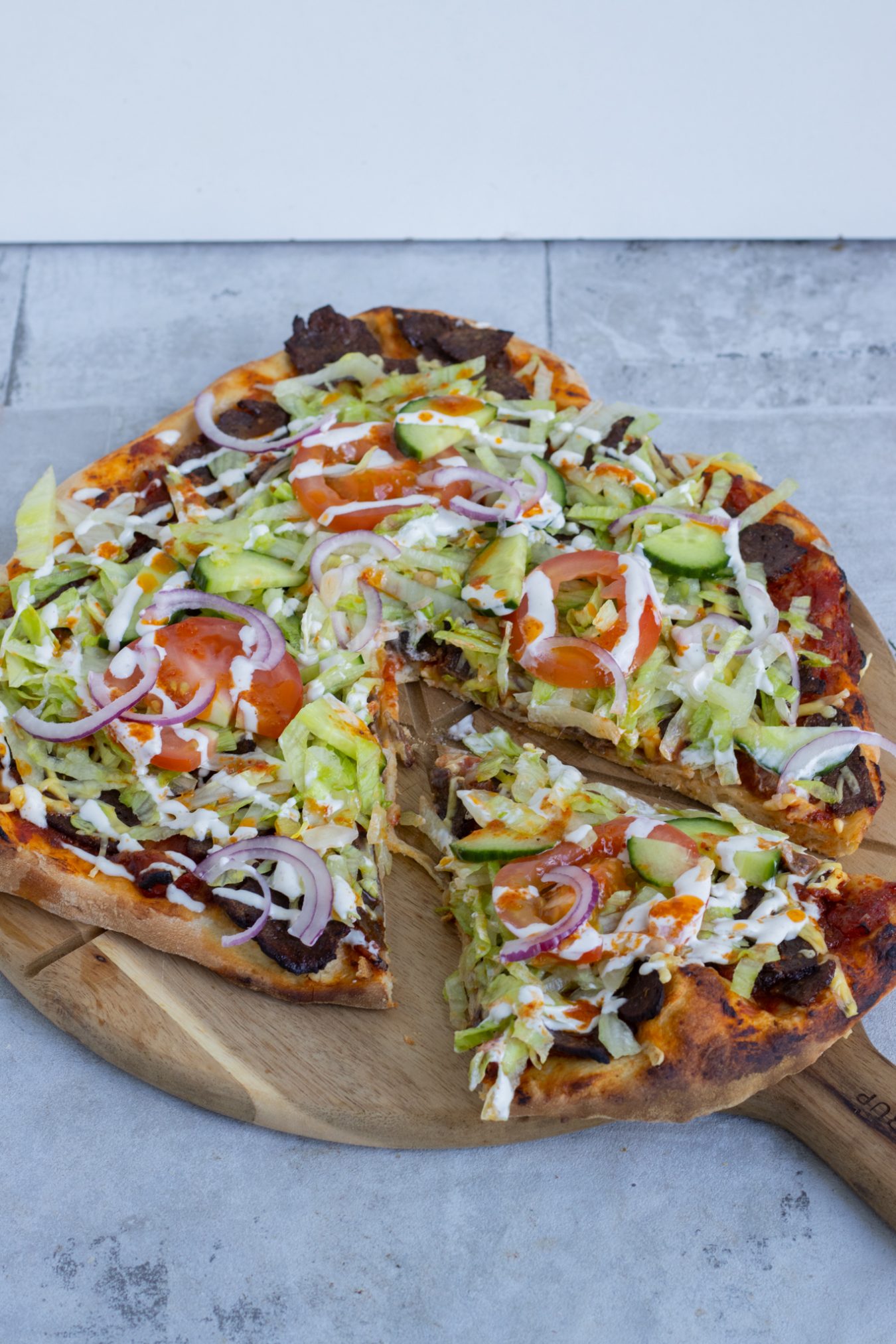Kebabpizza med salat og hjemmelavet dressing og chiliolie