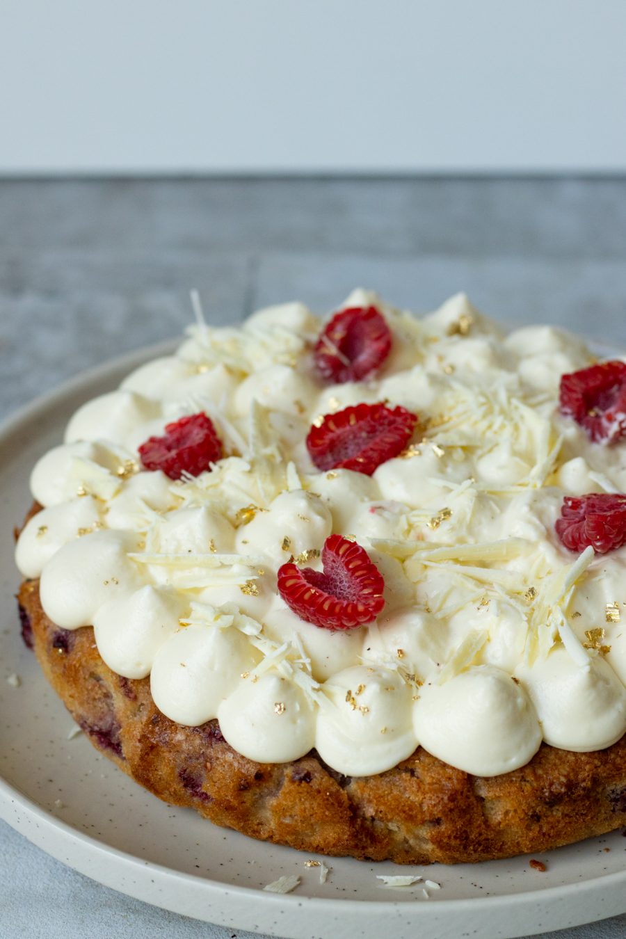 Mazarinkage med hindbær og frosting m. hvid chokolade