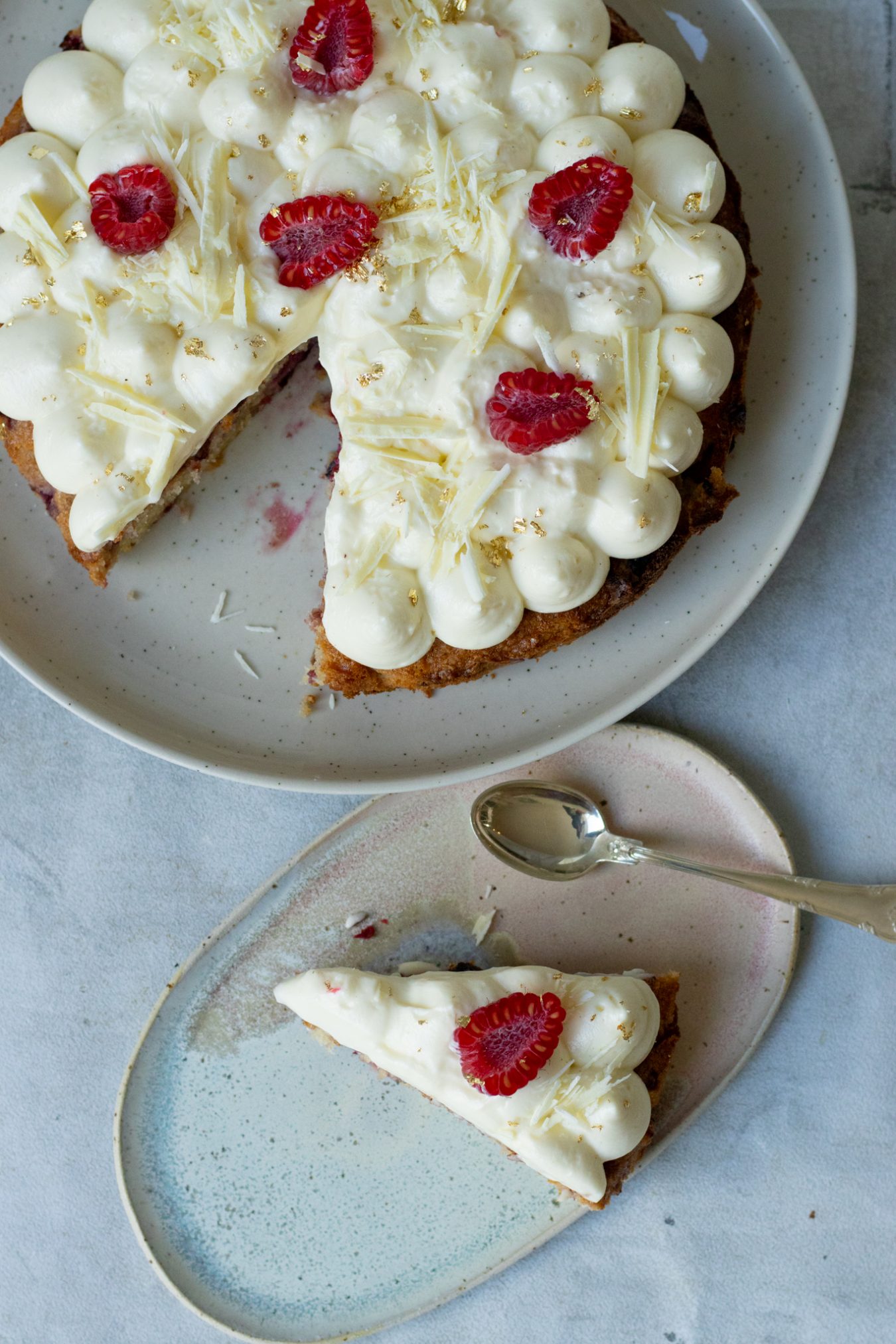 Mazarinkage med hindbær og frosting m. hvid chokolade