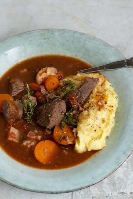 Gullash, opskrift på gryderet med masser af smag - Julie Bruun