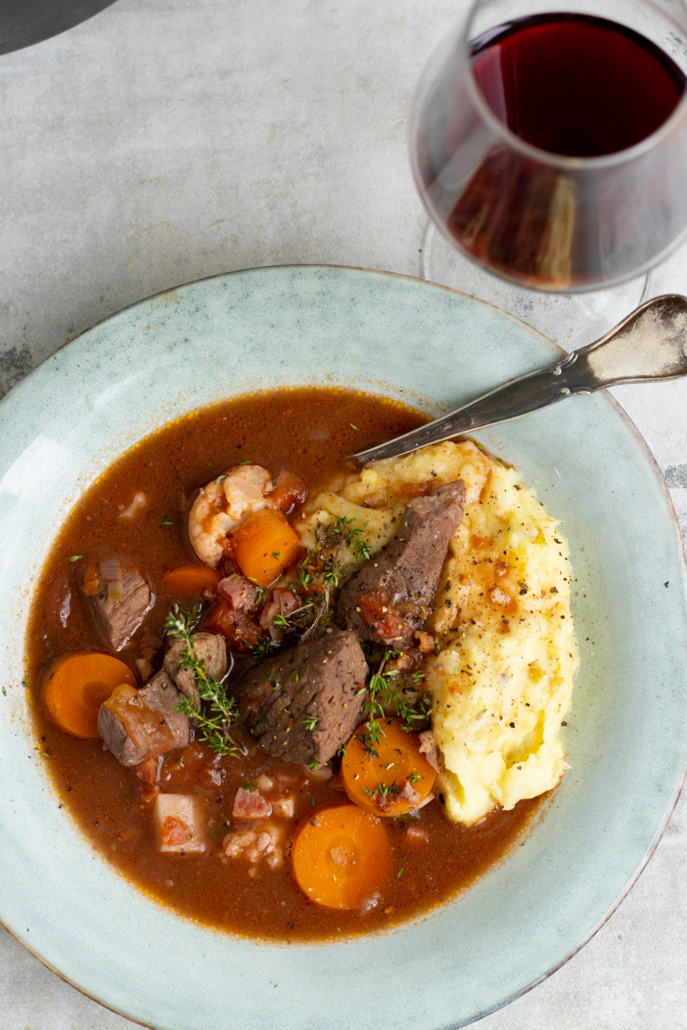 Gullash, opskrift på gryderet med masser af smag - Julie Bruun