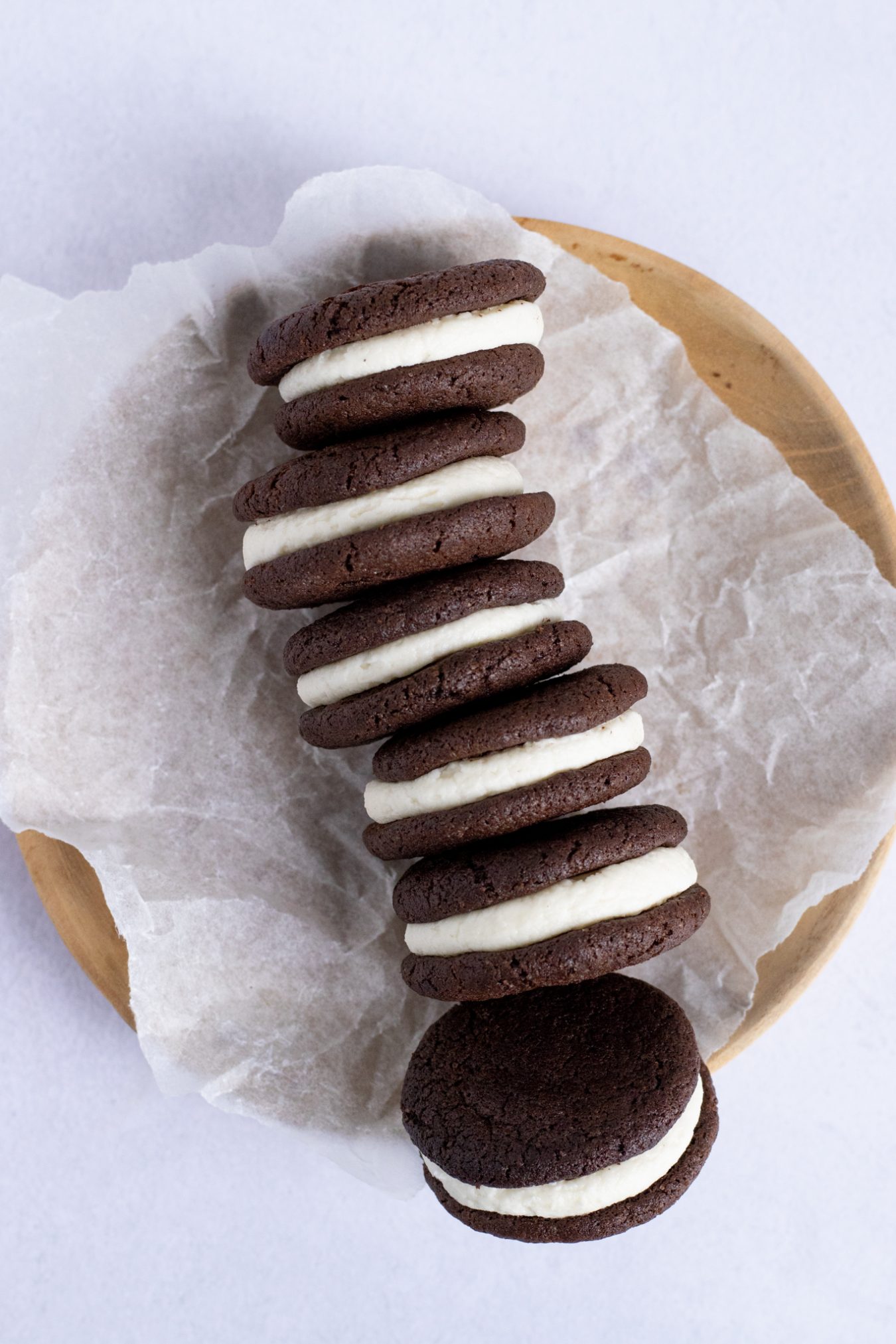 Hjemmelavede oreos - lækre kakaokiks med vaniljecreme