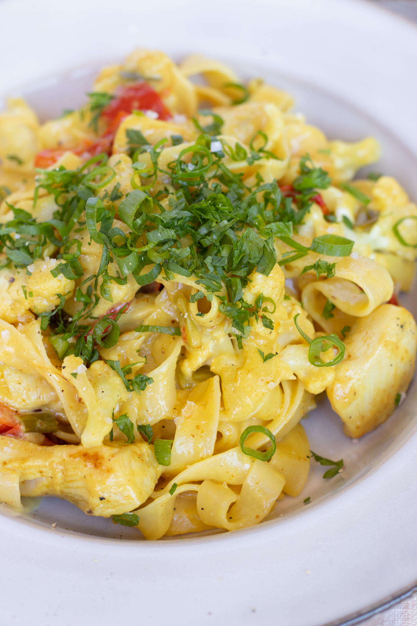 Cremet pasta med kylling og karry samt mangochutney