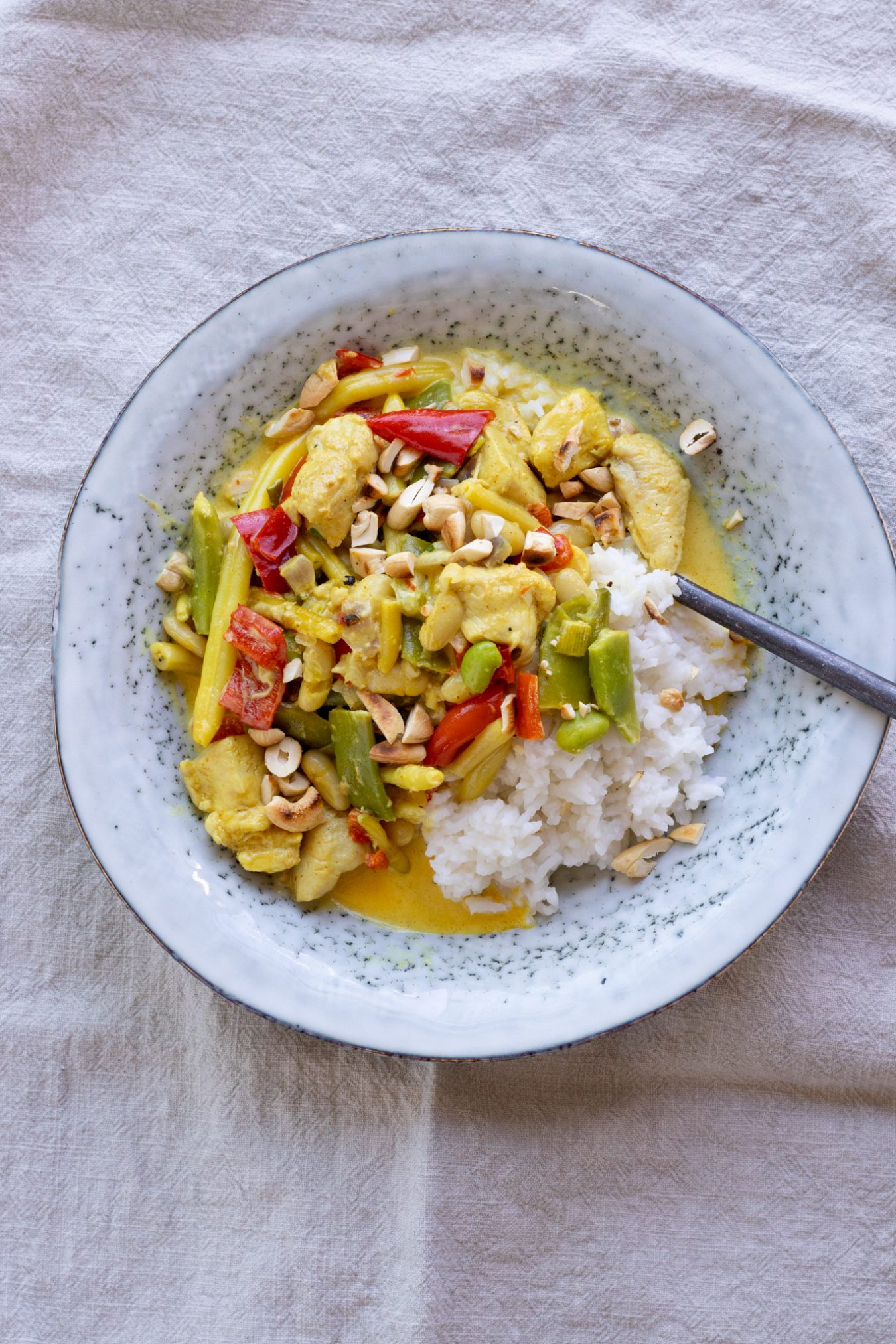 Wok med kylling i karry - nem wok med frostgrønt og kylling