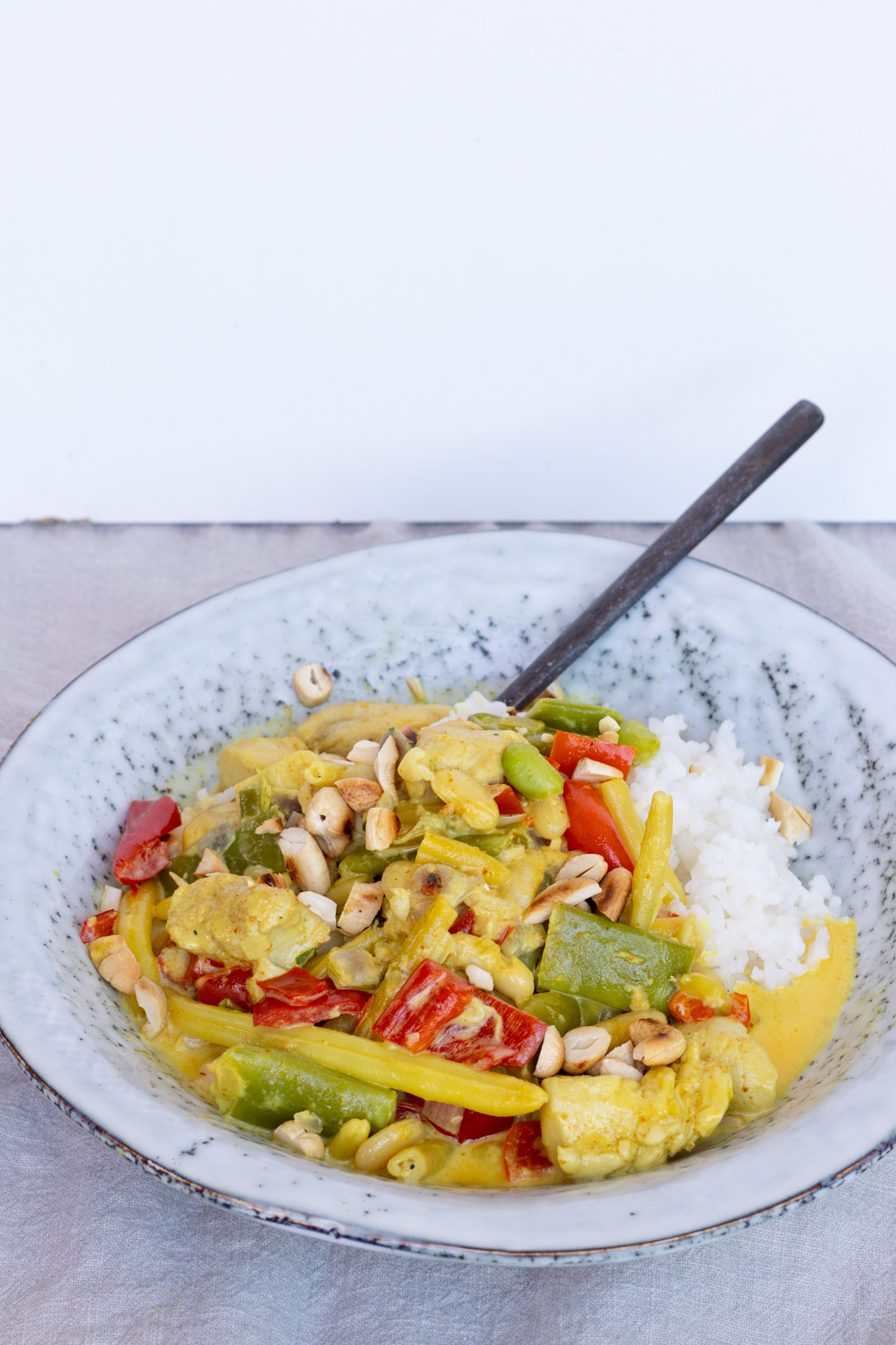 Wok med kylling i karry - nem wok med frostgrønt og kylling