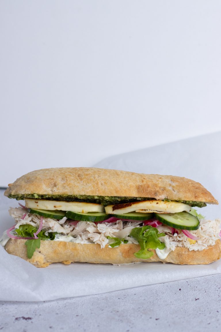 Sandwich med kylling, grillost og syltede rødløg - Julie Bruun