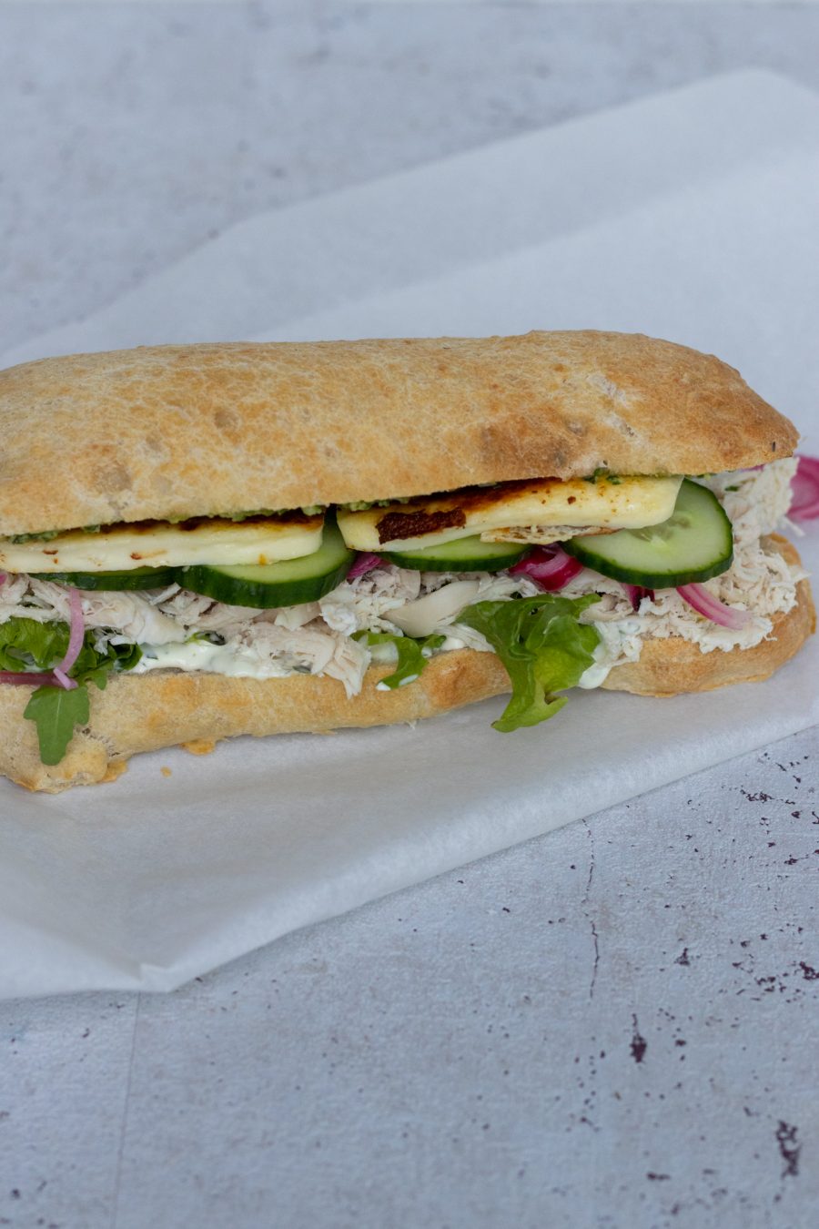 Sandwich med kylling, grillost og syltede rødløg - Julie Bruun