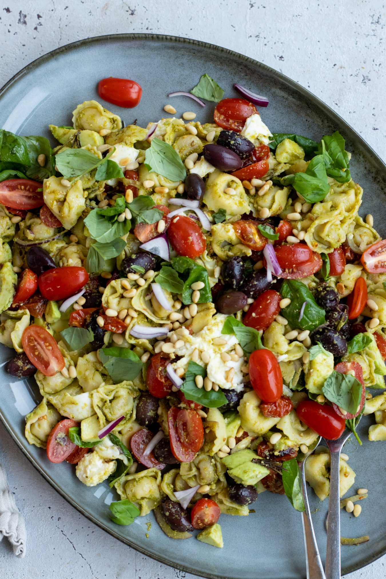 Pastasalat med pesto og hvidløgsbagte tomater - Julie Bruun