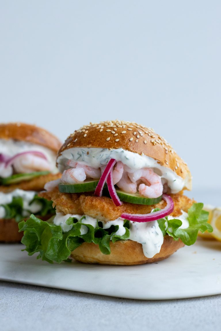 Fiskeburger med paneret fisk og urtedressing - Julie Bruun