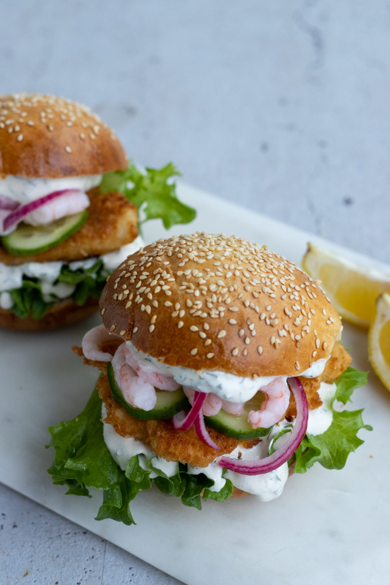 Fiskeburger med paneret fisk og urtedressing - Julie Bruun