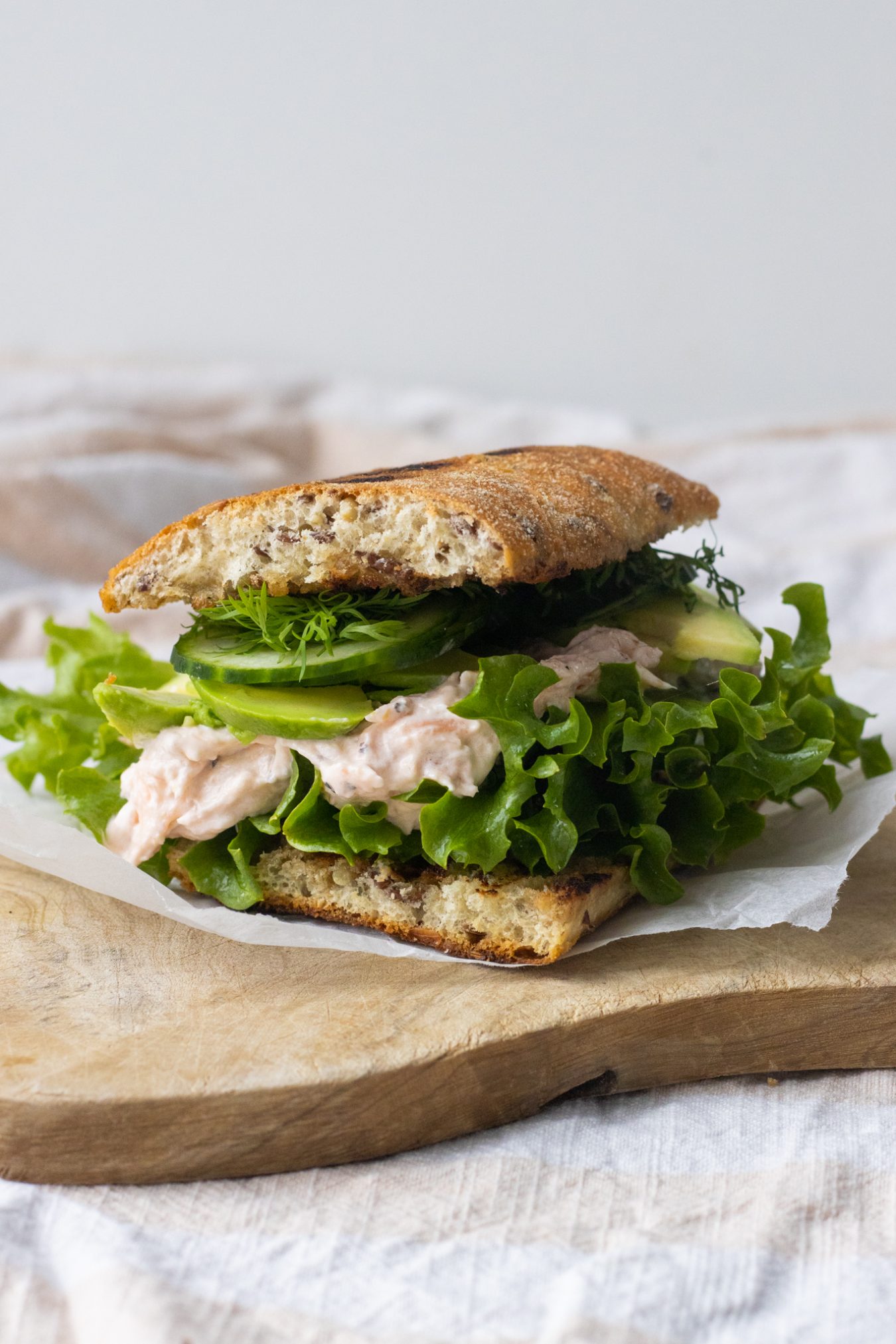Sandwich med laks og avocado - Julie Bruun