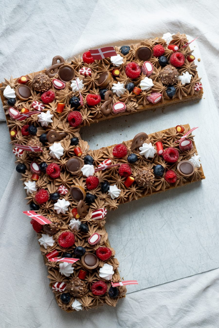 Bogstavkage til barnedåb - kanelkage med kaffefrosting