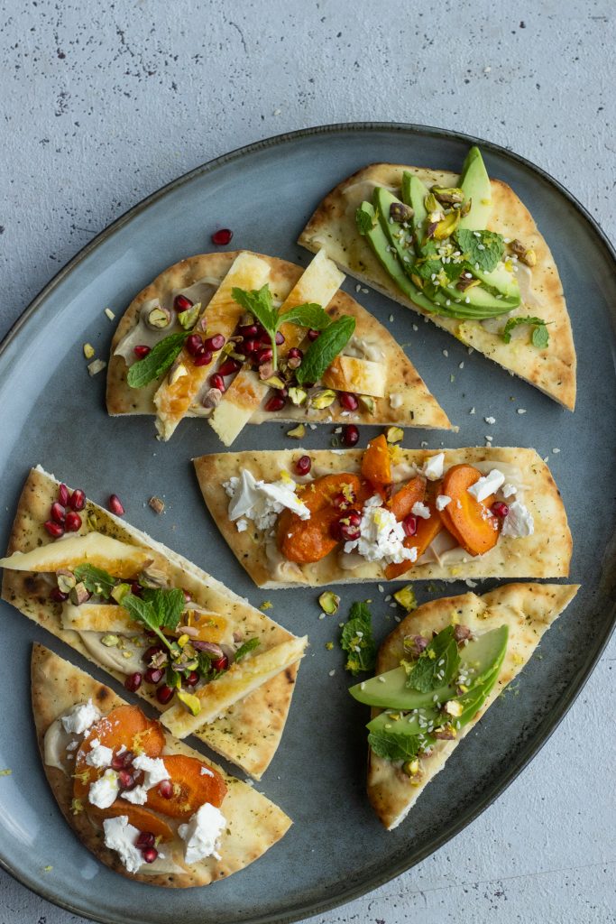 Mellemøstlige fladbrød med toppings - Julie Bruun