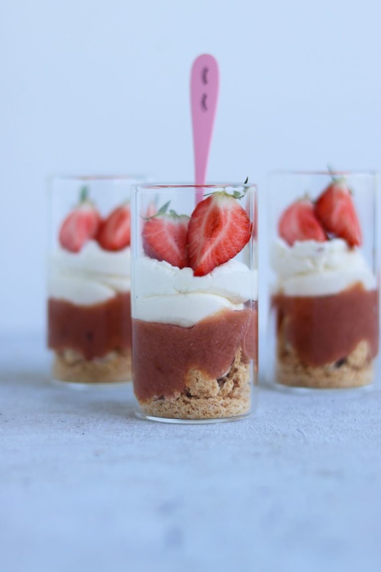Dessert med rabarber - opskrift på skøn rabarbertrifli