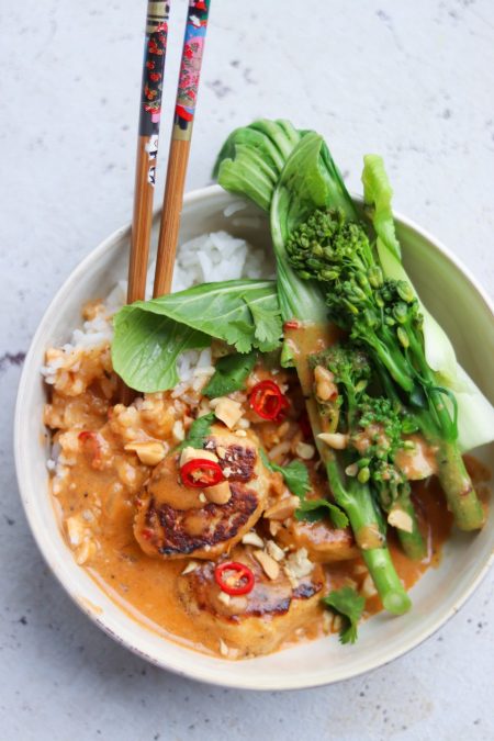 Kyllingedeller i asiatisk sauce med ris og grønne tilbehør