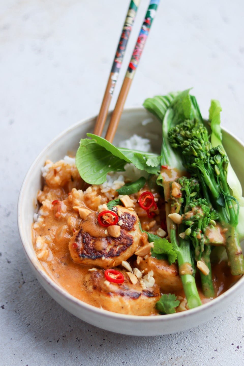 Kyllingedeller i asiatisk sauce med ris og grønne tilbehør